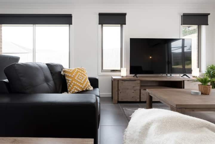 Modern Delight: Cosy Home With Parking - Riverside