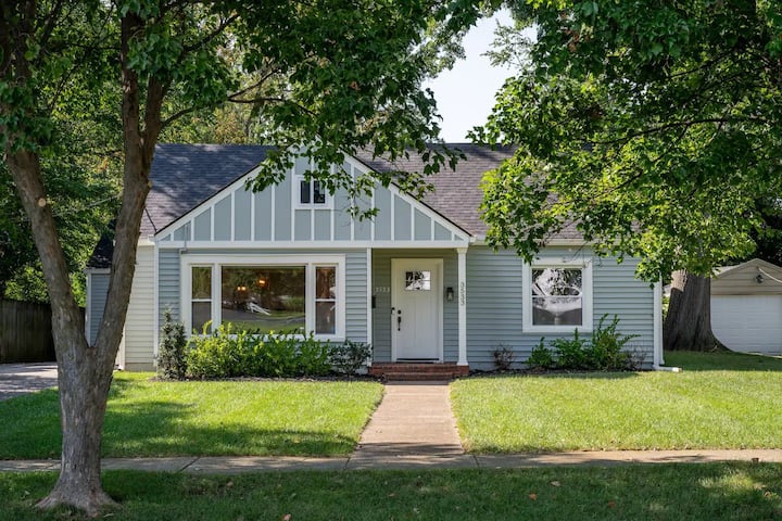 Cozy & Chic Home W Backyard | St. Matthews Retreat - Louisville, KY