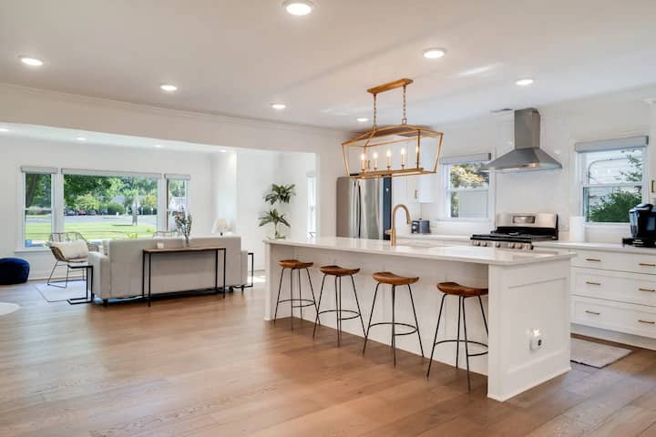 Cozy & Chic Home W Backyard | St. Matthews Retreat - Louisville, KY