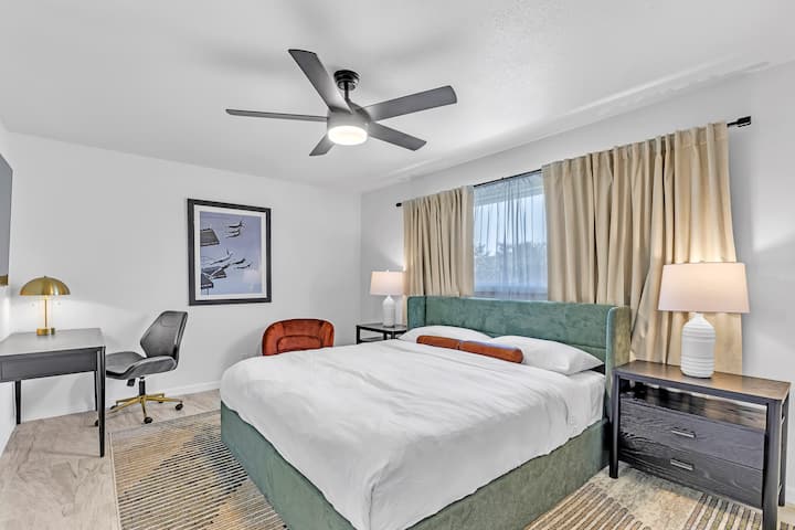 Temporary Home- 3 King Beds, Large Backyard - Rancho Cucamonga, CA