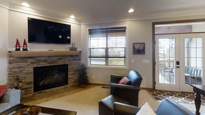 Spacious 6br Mountain Haven With Hot Tub! - Snowshoe, WV