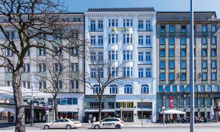 Comfortable Hotel Stay Incl Breakfast - Hamburg