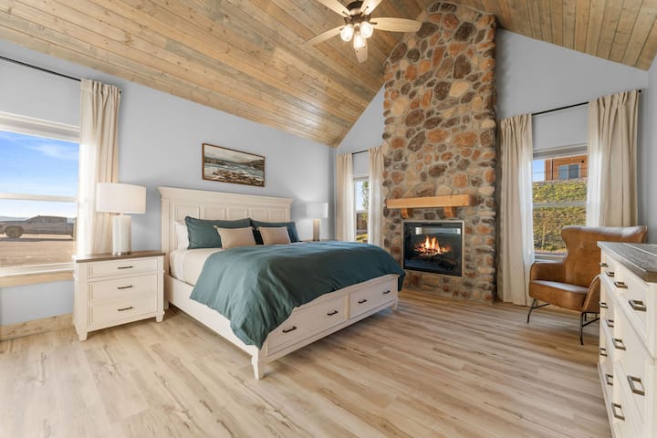 Amazing Lake View! No Stairs Cabin! Indoor Pool! - Branson, MO