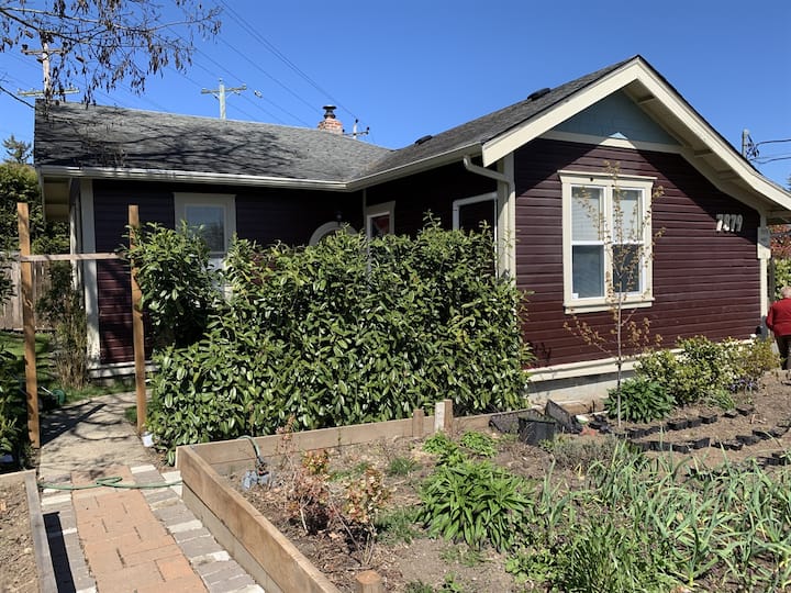 #364 E Saanich Rd - Cozy 1 Bed 1 Bath Cottage - Sidney