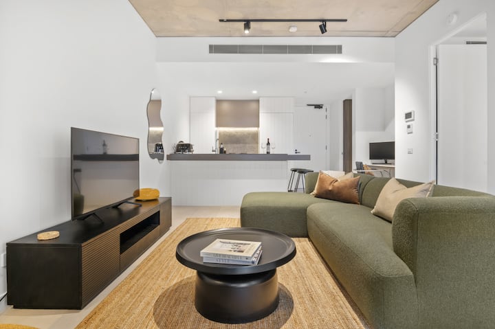 Modern, Luxury Retreat - Gym | Pool | Hot Tub - Ivanhoe