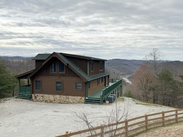 3br Home With Stunning Views, Fire Pit, And Yard - Norris Lake, TN