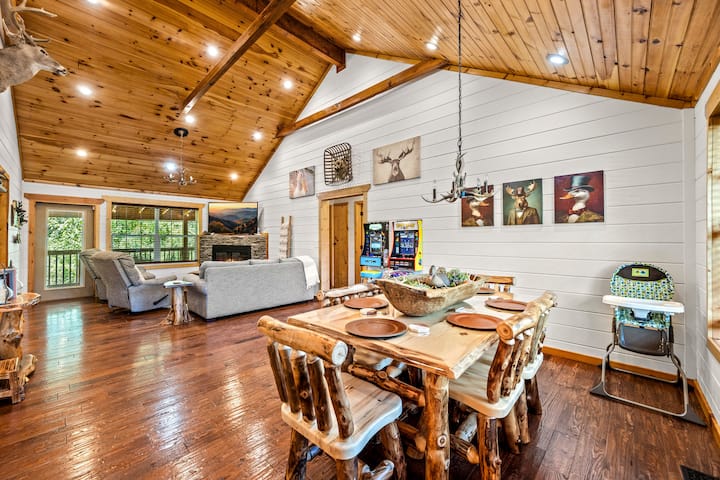 *Cozy 3bd Cottage W/ Hot Tub! Arcades + Near Town* - Pigeon Forge, TN