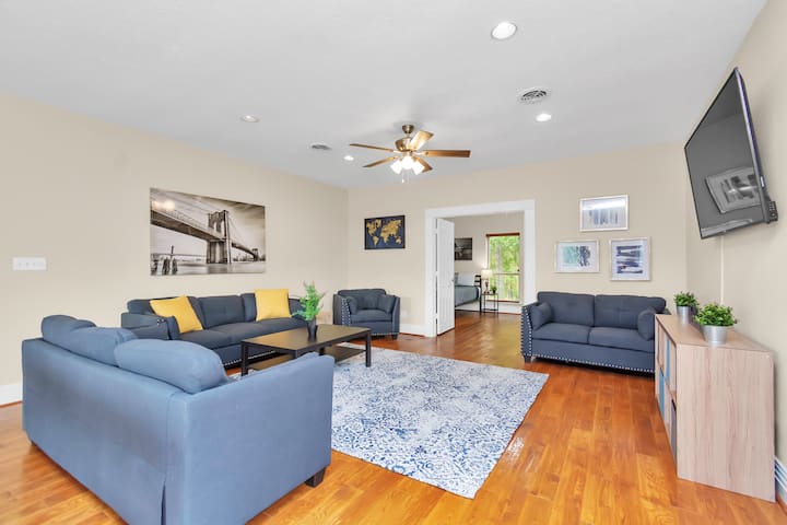 Luxe 6br Lakehouse W/ Pool + Fishing | Near Iah - Humble, TX