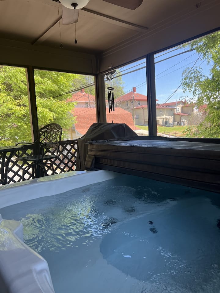 Walk To City Center! Elevator & 2 Bdrms Just Off M - Helen, GA