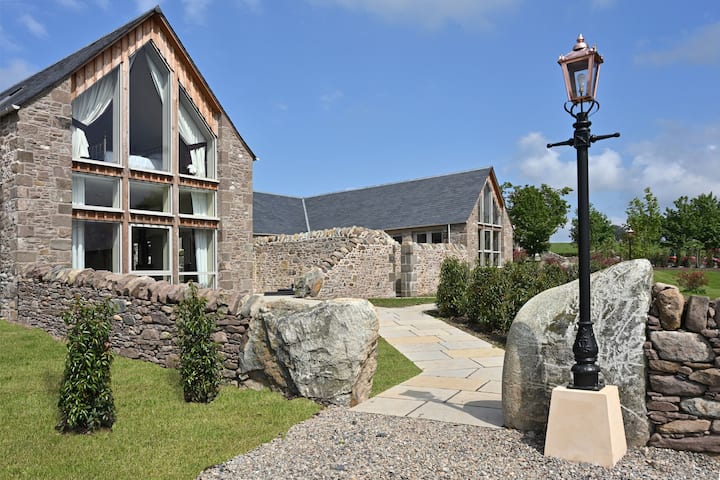Logiealmond Estate - Falcon Steading - Dunkeld, UK