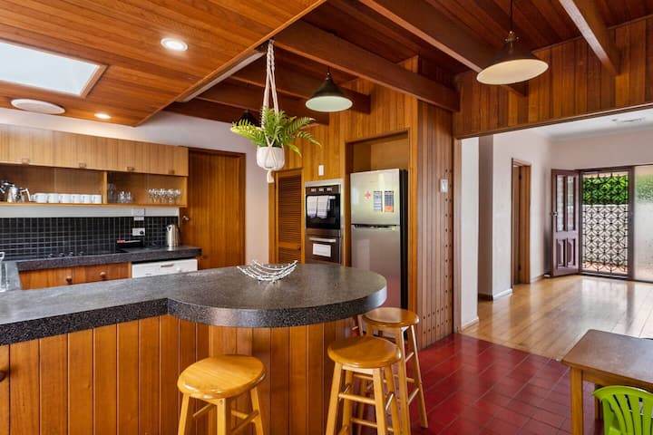 Classic Retro Home—steps From Sandy Bay's Best - Hobart