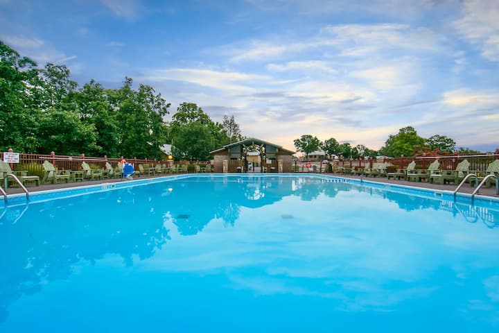 4 Units Near World's Largest Toy Museum! Pool! - Branson, MO
