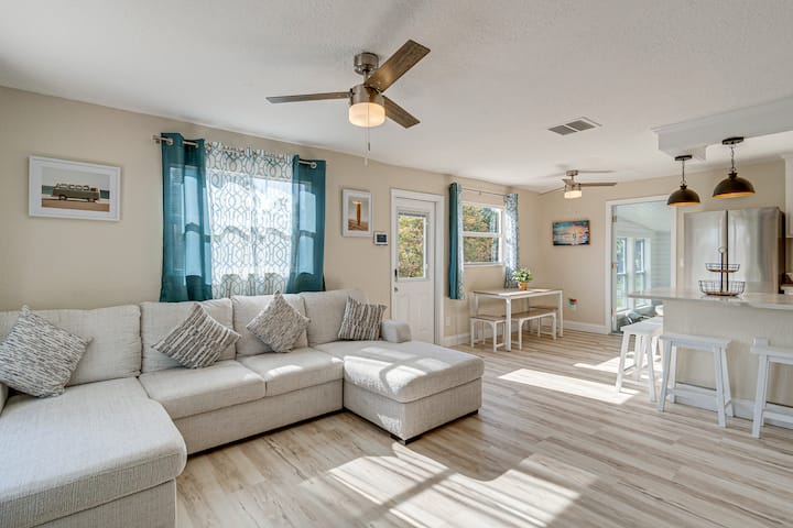 Chic Port Charlotte Home ~ 9 Mi To Englewood Beach - North Port, FL