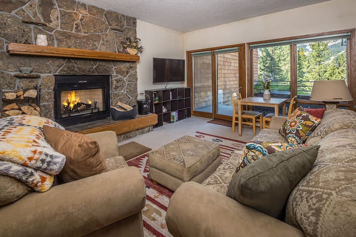 Cozy Condo W/fireplace, Private Balcony - Big Sky, MT
