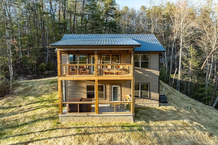Away From It All | Theater Room + Arcade + Hot Tub - Douglas Lake, TN