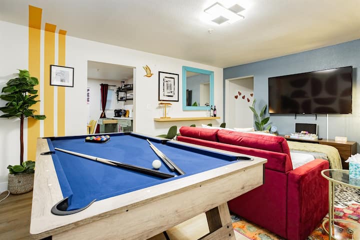 Arts District Group Suite | Sleeps 10 + Pool Table - Las Vegas