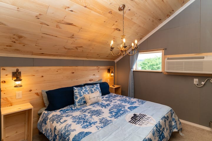 Barn Loft Suite With The Animals - Berea, KY