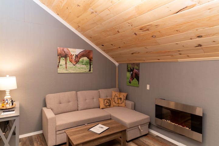 Barn Loft Suite With The Animals - Berea, KY