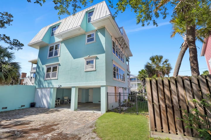 Blue Pearl Beach House: Steps From Beach Access - Tybee Island, GA