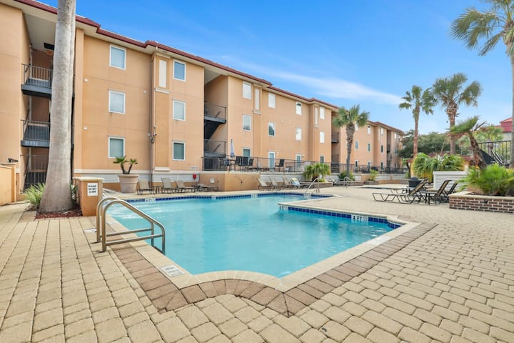 3 Bed Condo: 1/2 Block To Beach 2 Pools, Hot Tub - Tybee Island, GA