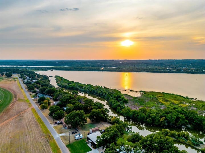 Lake Retreat W/ 3 Homes, Sleeps 37, Hot Tubs, Saun - Granbury, TX