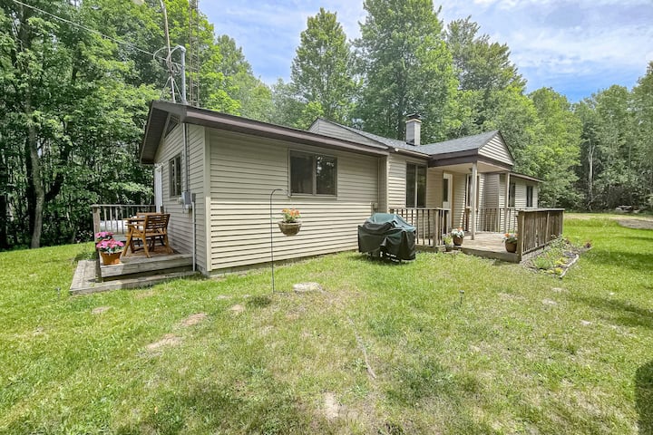 3br Nature Retreat With Fire Pit, Grill & Wifi - Honor, MI