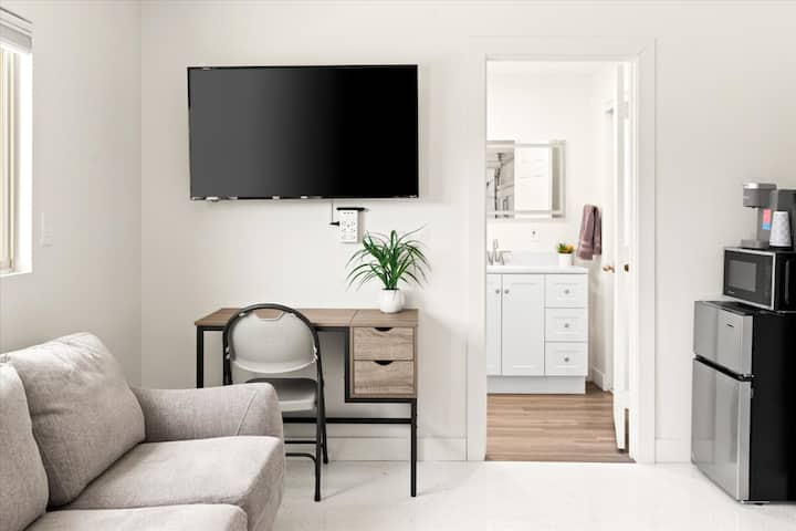 The Backyard Bungalow | Remote Working | 2 Beds - Mesa, AZ