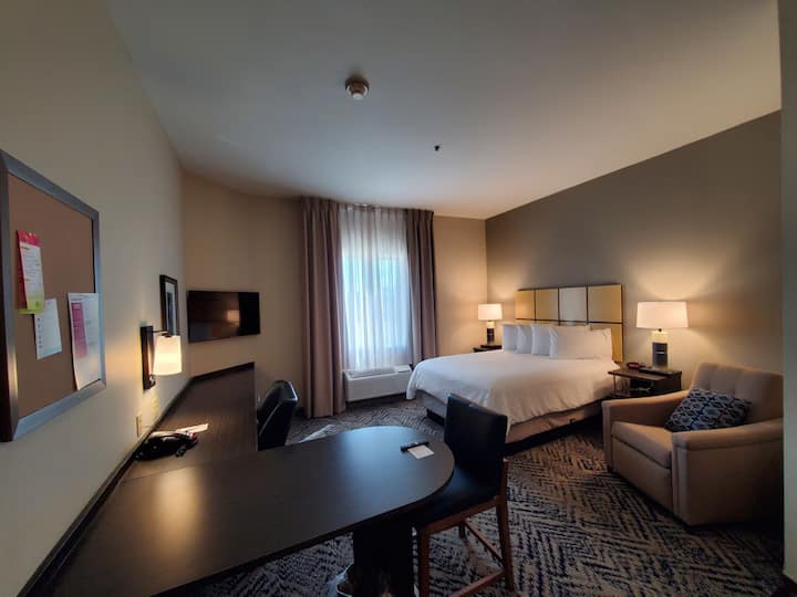 Smooth Staycation | Golf. Gym. Pet Friendly. - Lake Charles, LA