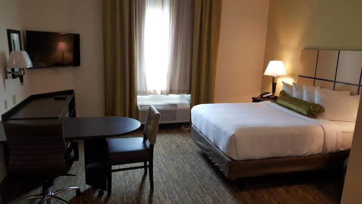 Fuss-free Suite | Golf. Fitness Room. Pet-friendly - Lake Charles, LA
