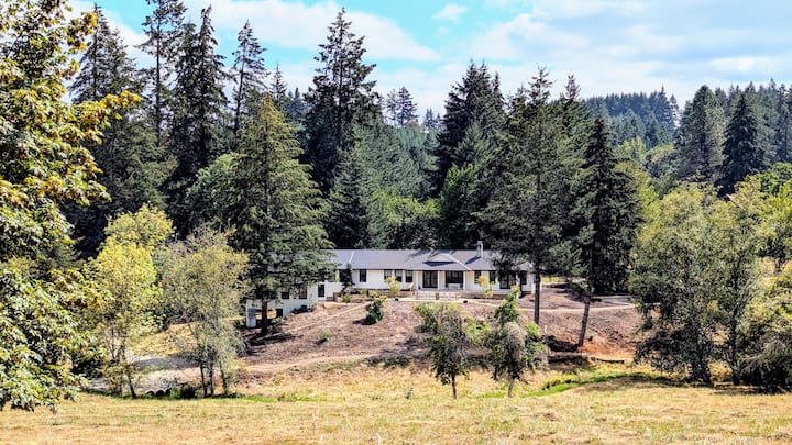 Lince House ~ In The Center Of It All! - Newberg, OR