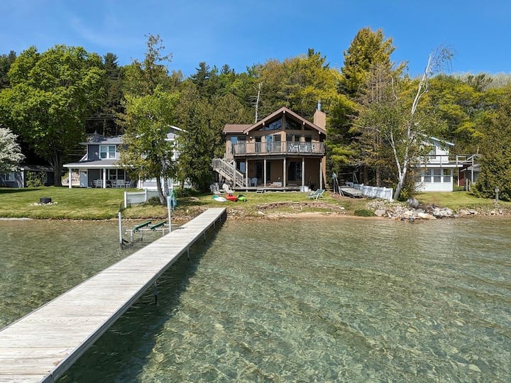 Crystal Lake Home. Kayaks, Dock. A/c. Pet Ok. - Beulah, MI