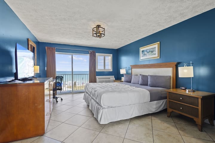 Ocean View Hotel Room With Balcony- King Bed #21 - Fort Pierce, FL