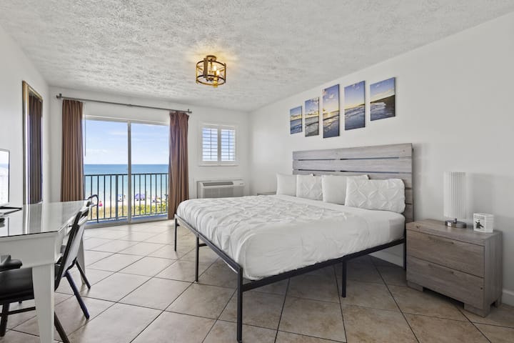 Ocean View Hotel Room With Balcony- King Bed #25 - Fort Pierce, FL