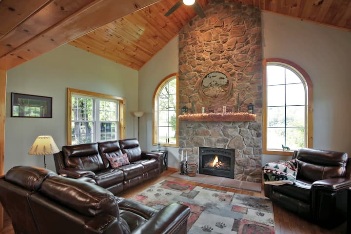 Peacefulfamilycabin_fireplace_gamenights - Wellsboro, PA