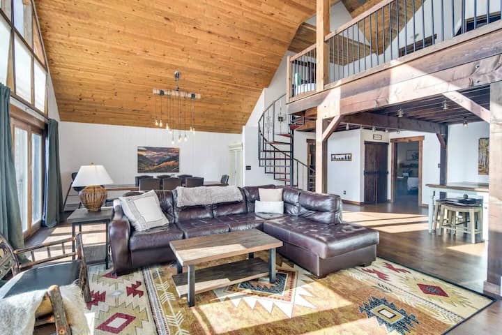 Skyline Retreat – 5br Mountain Views • Hot Tub - Idaho Springs, CO