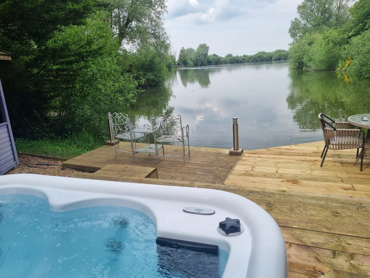 Woodlakes Executive Lakeside - Secret Retreat - Bungalows for Rent in ...