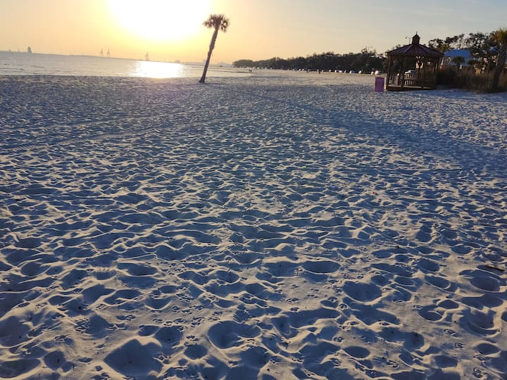 Bright Beach Home- Cajun Paradise - No Airbnb Fees - Gulfport, MS