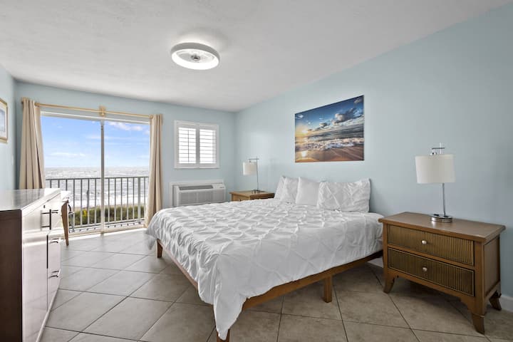 Ocean View Hotel Room With Balcony- King Bed #23 - Fort Pierce, FL