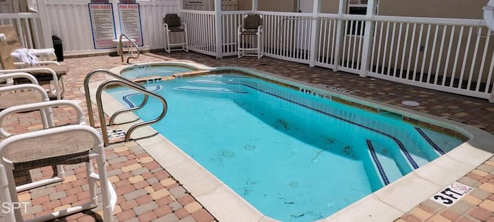 In Entertainment District * Ample Bedding * Pool - サウス・パドリー・アイランド, TX