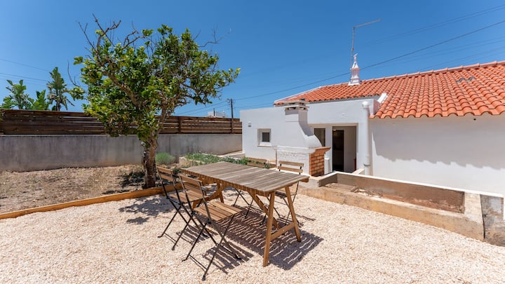 Sweet 2 Bdr House With Patio By Lovelystay - Lagos
