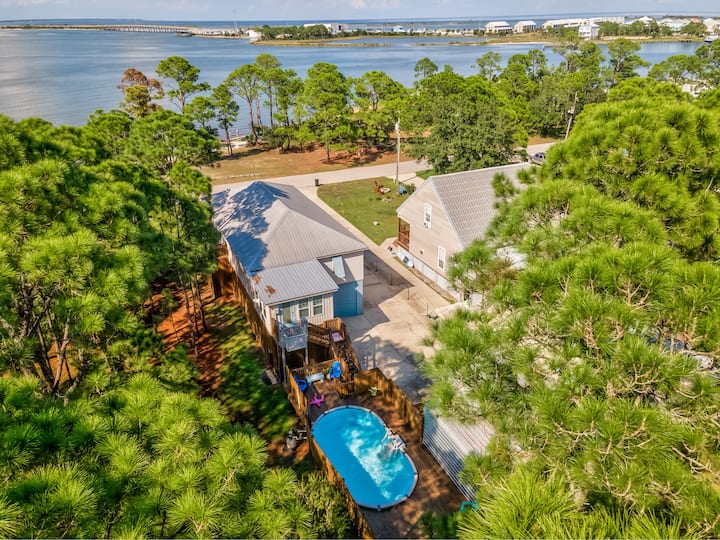 Family Friendly Bay Retreat + Fireplace, Pool, - Dauphin Island