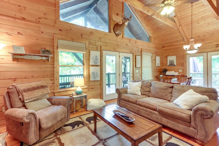 Peaceful Family Cabin W/hot Tub & River Views - Ellijay, GA