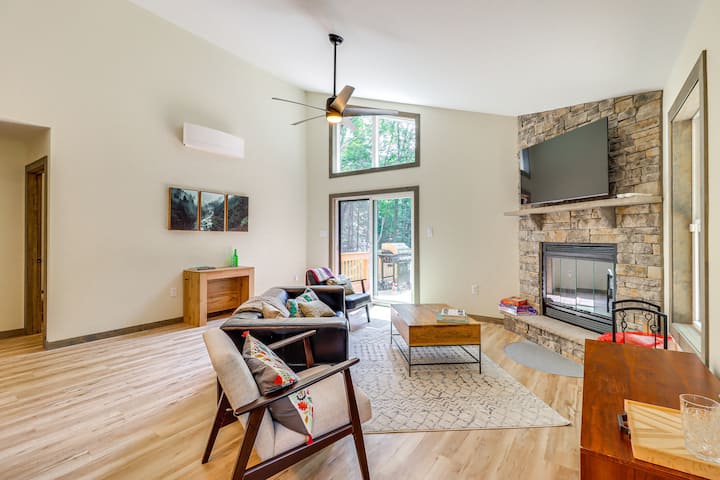 Pool & Beach Access: Charming Poconos Cabin! - Pocono Mountains, PA