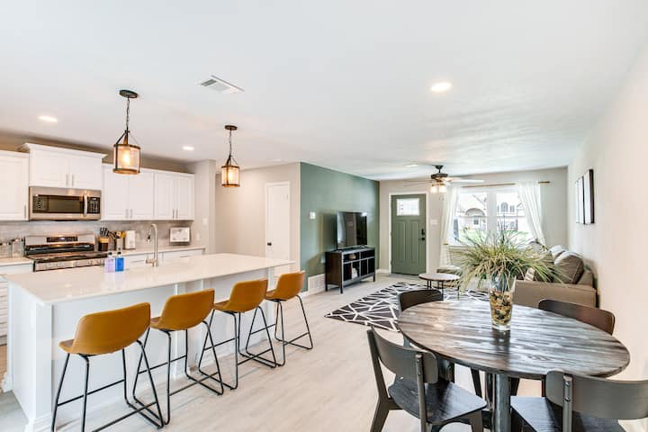 Walk To Lewisville Lake: Dog-friendly Texas Home - Little Elm, TX