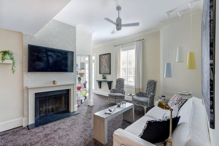 The Zebra Lounge, Stylish | Funky | Relaxing - Savannah, GA