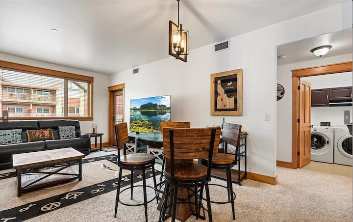 Riverstone Riviera – Affordable City Getaway - Coeur d'Alene, ID