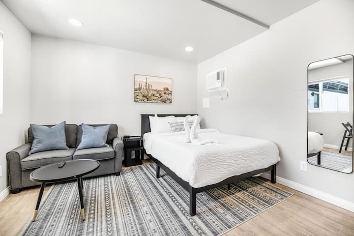 New Modern Apartment W/ Parking - Central To Sd - Santee, CA
