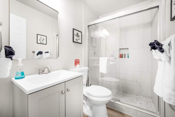 Central Modern Apartment W/ Parking - Sleeps 3 - Santee, CA