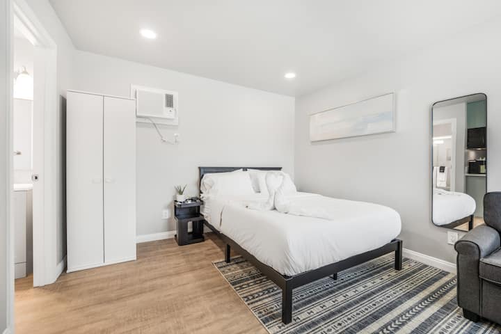Remodeled Urban Apartment Close To Sdsu - Sleeps 3 - Santee, CA