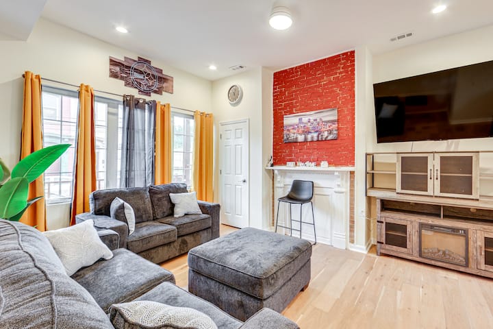 Modern Pittsburgh Home W/ Rooftop Deck & Backyard - Pittsburgh, PA